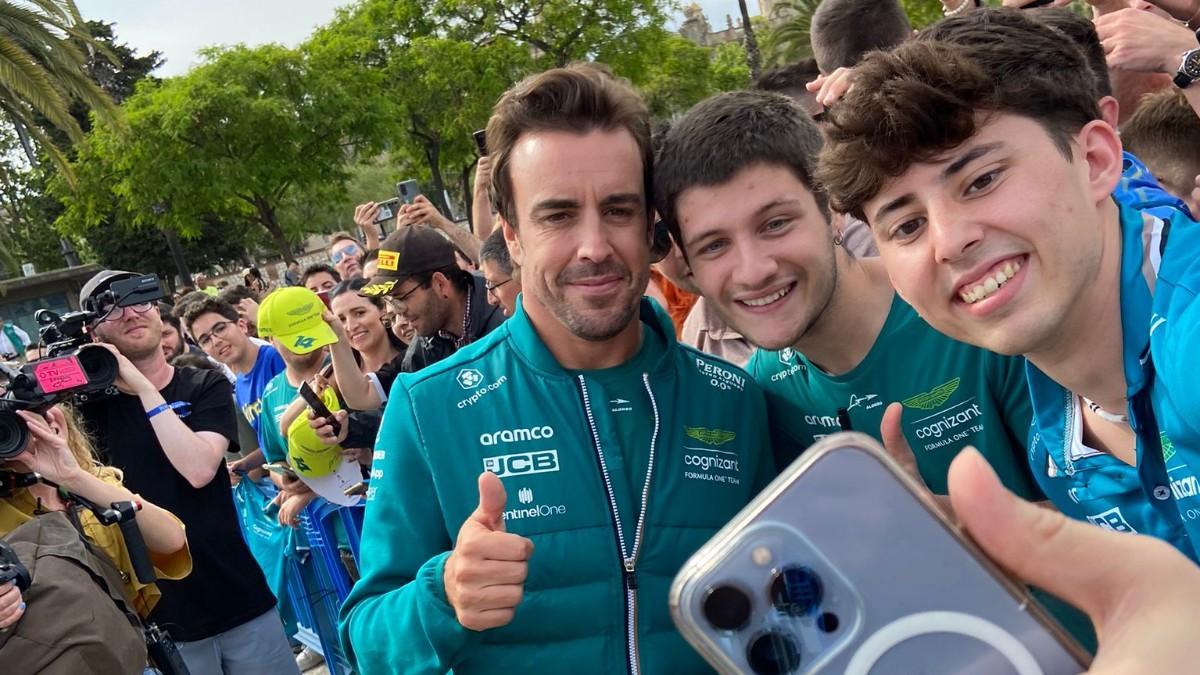 F1 | Alonso se lo pasa en grande... ¡repartiendo pizzas entre sus fans!