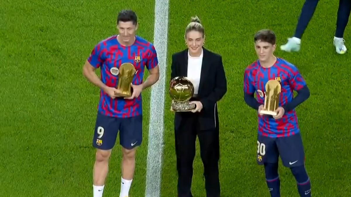 Alexia Putellas ofrece el Balón de Oro al Camp Nou