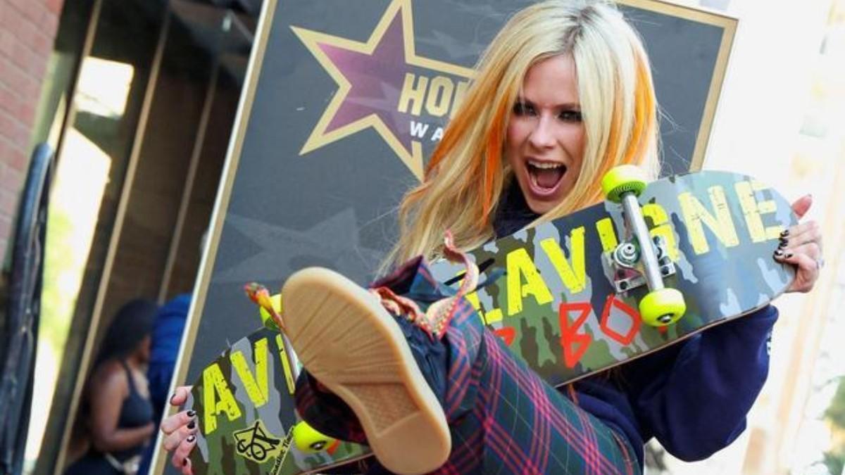 El espectacular cambio de Avril Lavigne en 20 años: de la rebeldía del pop-punk al glamour de ...