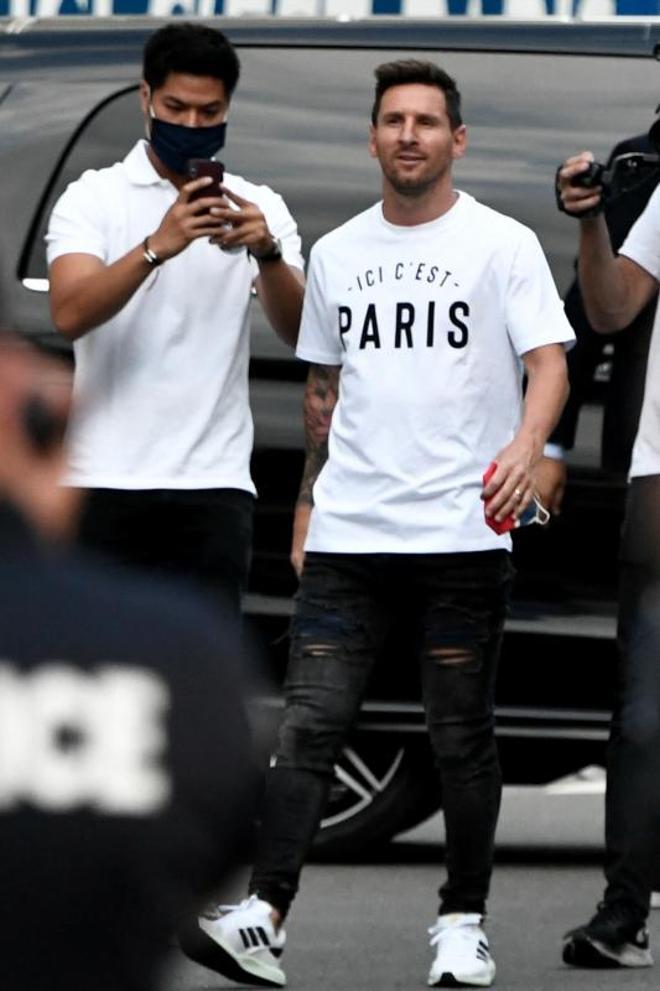 Fotos | Las imágenes de Leo Messi saludando a los aficionados en su hotel