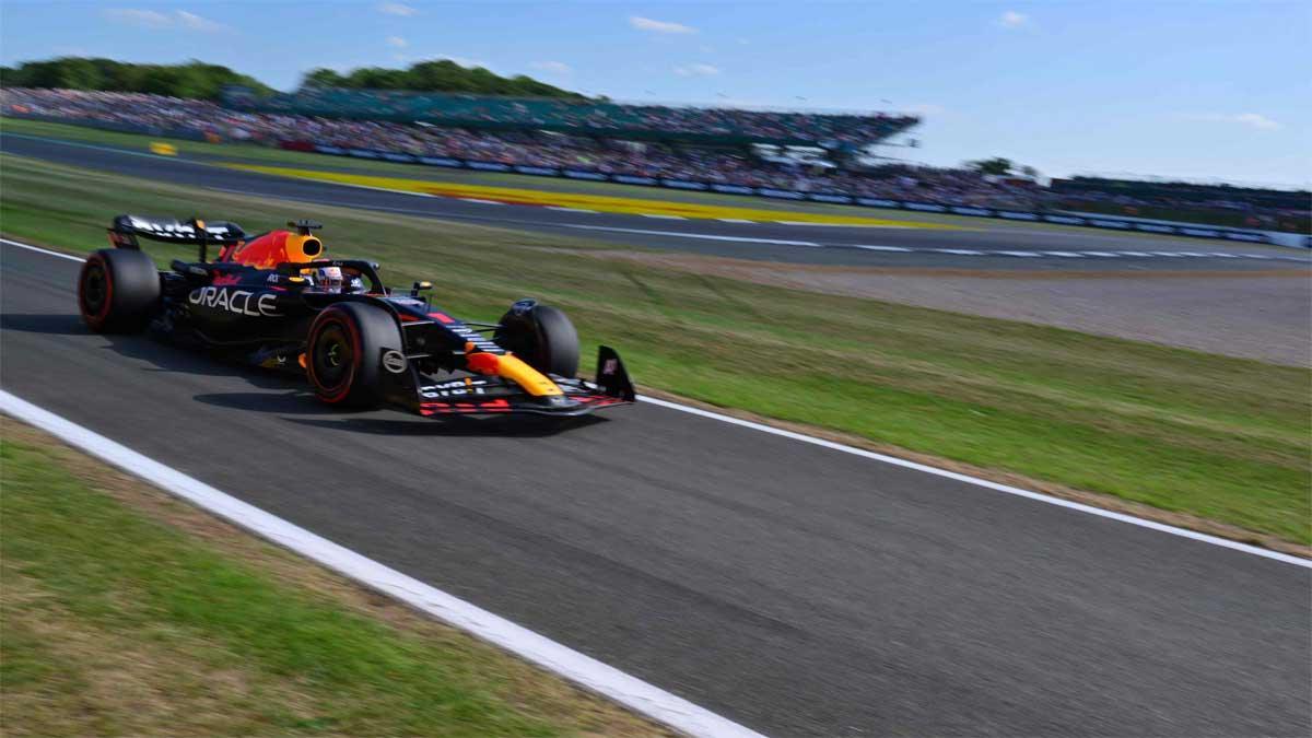 F1 | Verstappen logra la pole en Silverstone, con sorpresa de McLaren y desastre para Sainz y Alonso