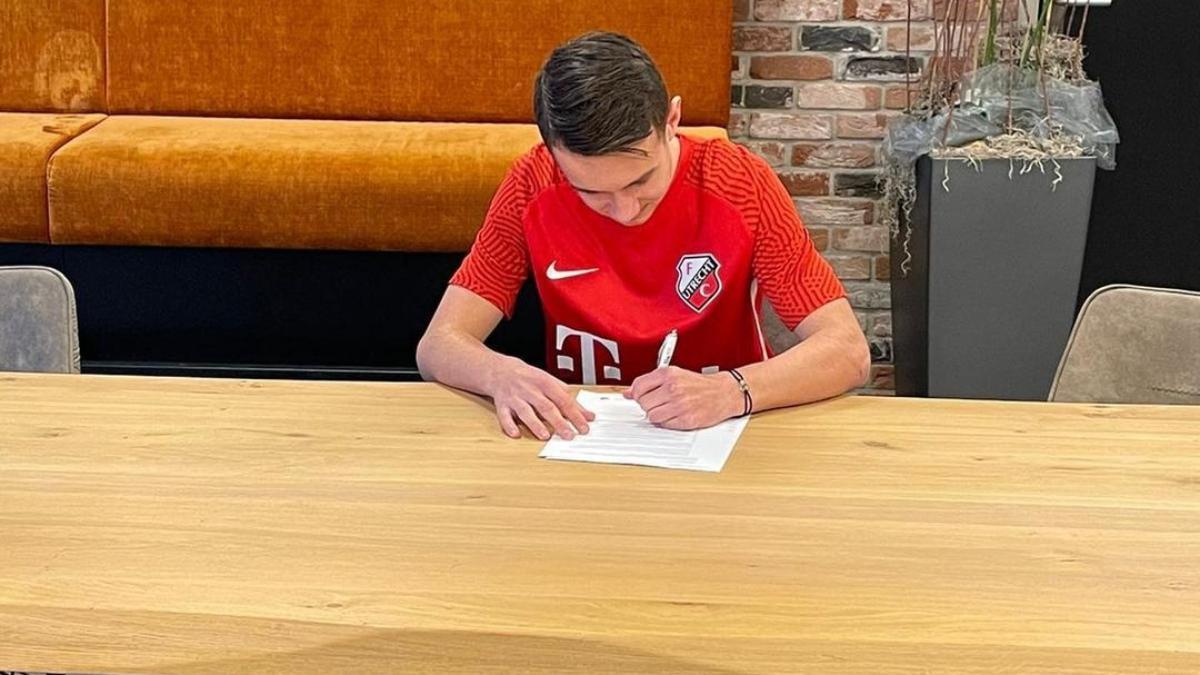 El hijo de Wesley Sneijder, Jessey, firma su primer contrato ...