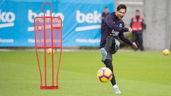 Fotos | Leo Messi, en el césped de la Ciutat Esportiva
