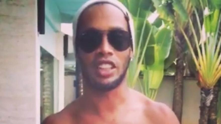 Ronaldinho despide el año en la piscina | planeta-barca | sport.es