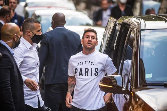 Fotos | Las imágenes de Leo Messi saludando a los aficionados en su hotel