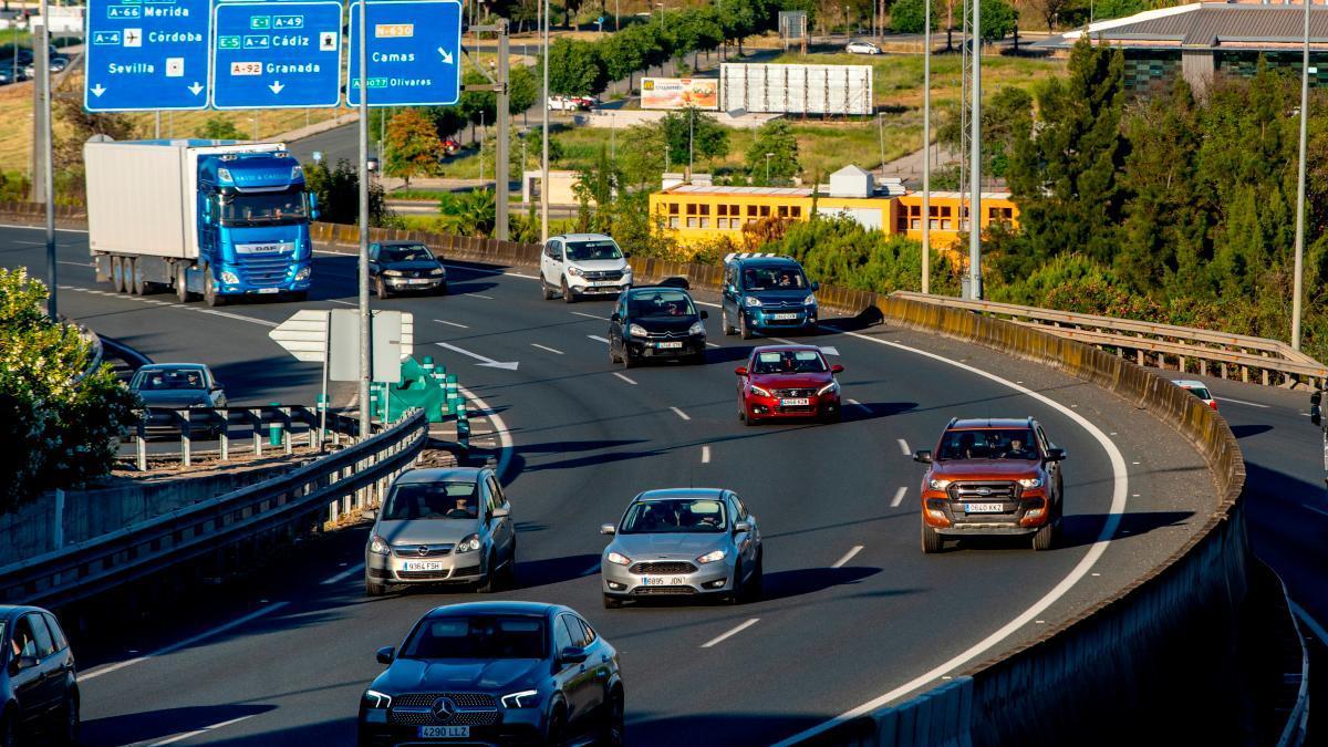 La DGT advierte: esto que haces en la autovía es ilegal (y te pueden ...