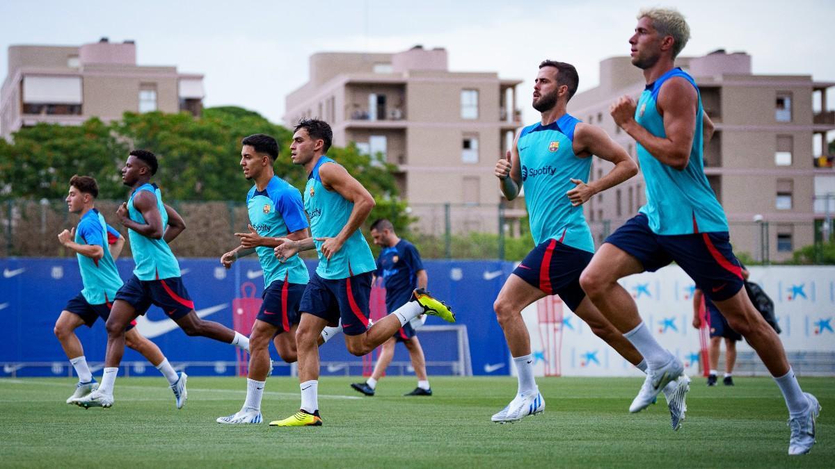 El Barça saltó al verde de la Ciutat Esportiva Joan Gamper para ...