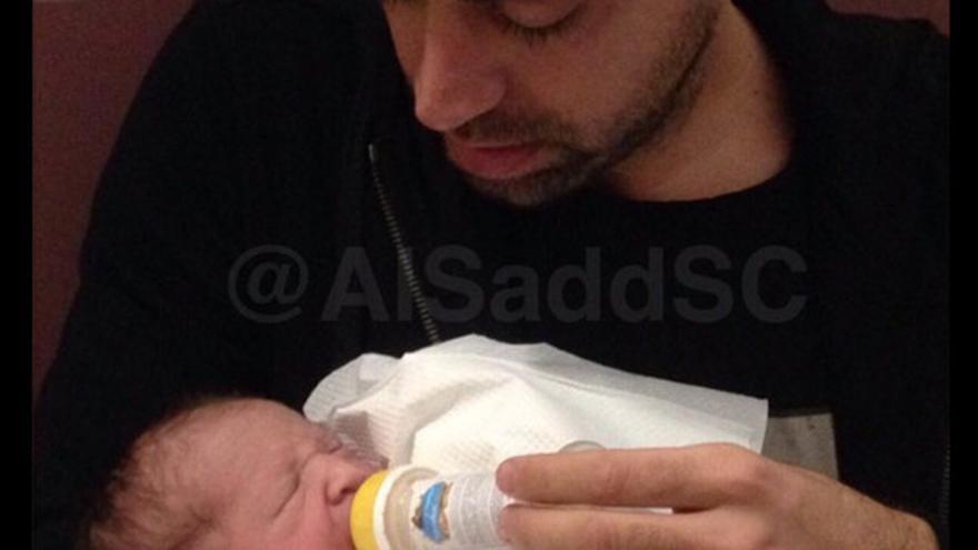 Xavi presenta a su primera hija, Asia