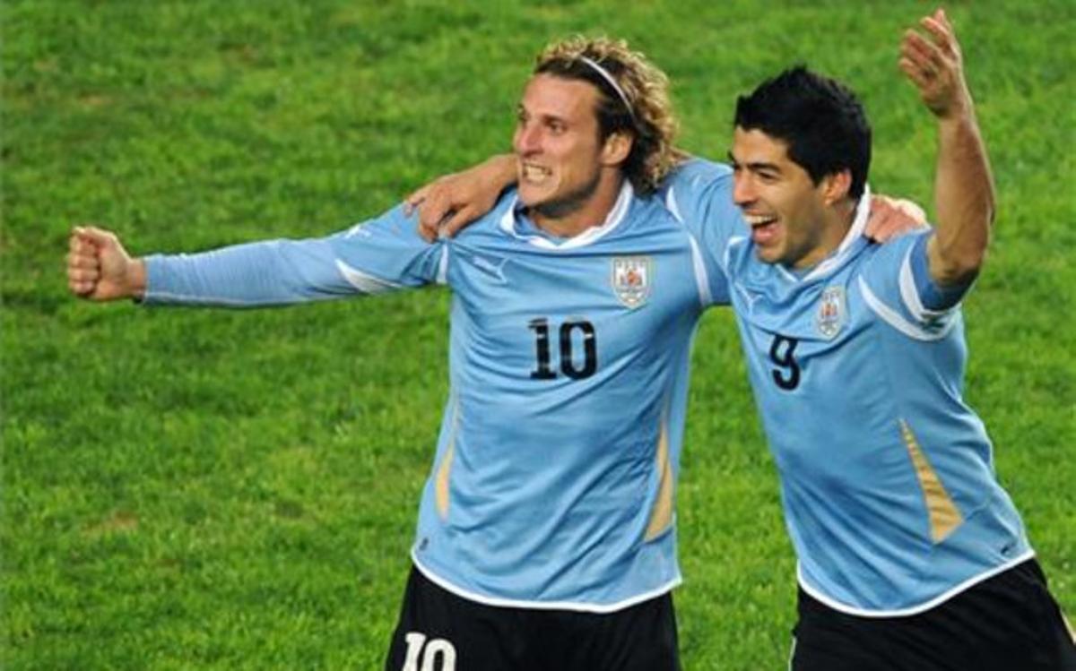 Luis Suárez agradece a Forlán su trayectoria con Uruguay