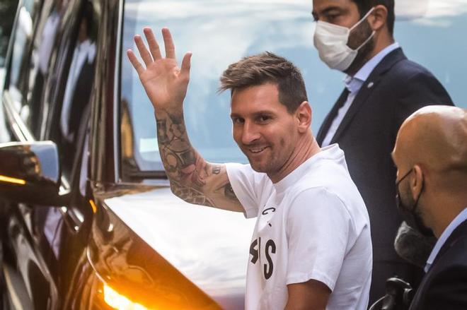 Fotos | Las imágenes de Leo Messi saludando a los aficionados en su hotel