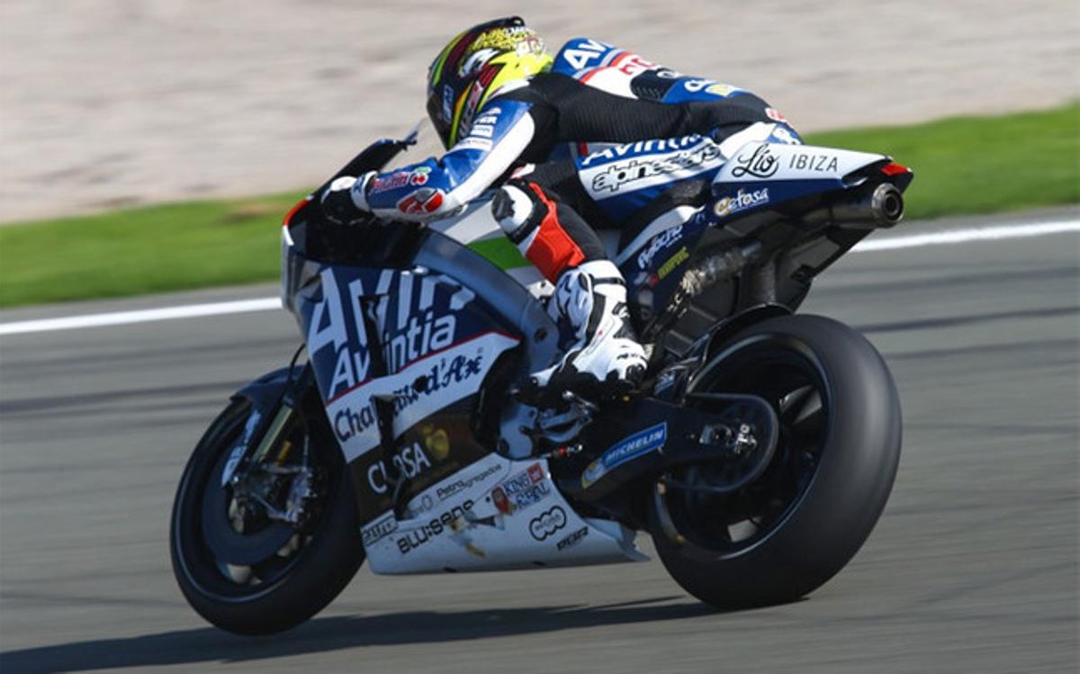 El equipo Reale Avintia Racing de MotoGP: Héctor Barberá y Loris Baz