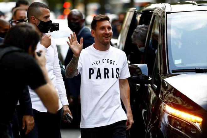 Fotos | Las imágenes de Leo Messi saludando a los aficionados en su hotel