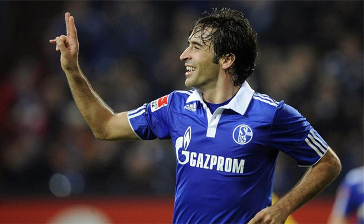 Raúl mira a la Bundesliga… y la Bundesliga mira a Raúl