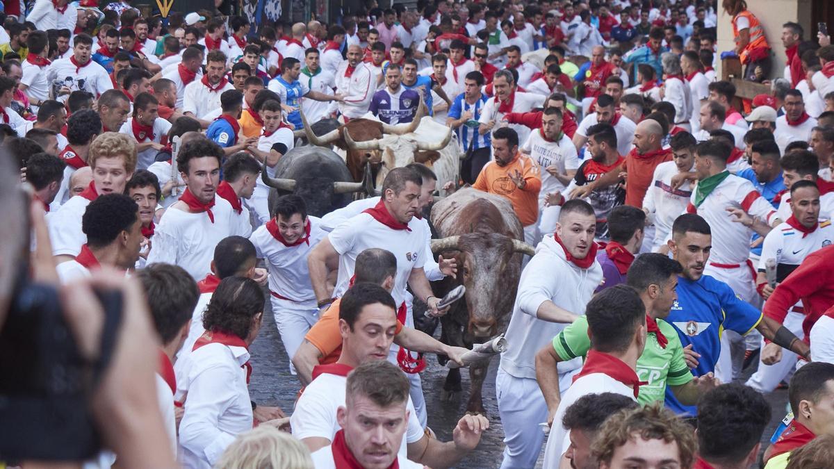 Cuatro heridos en el emocionante y rápido segundo encierro de los ...