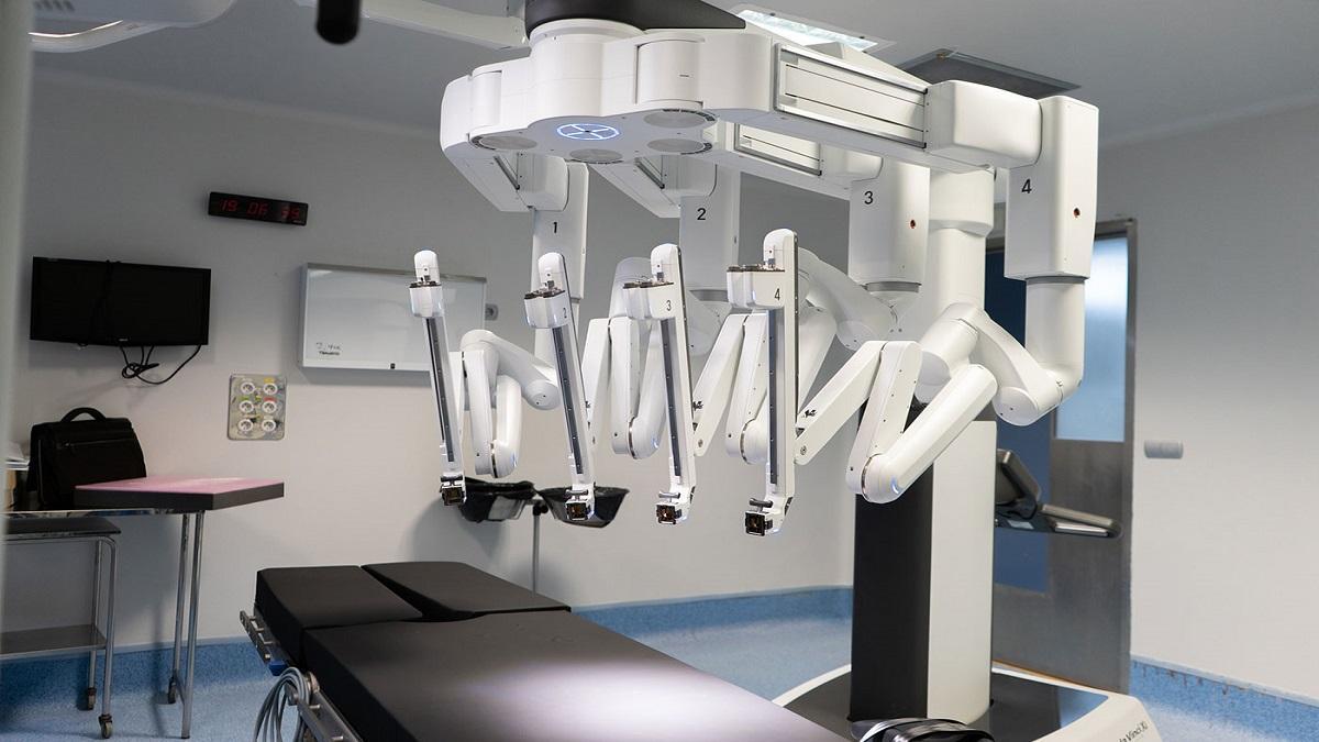 Un robot médico extirpa con éxito un tumor a una paciente