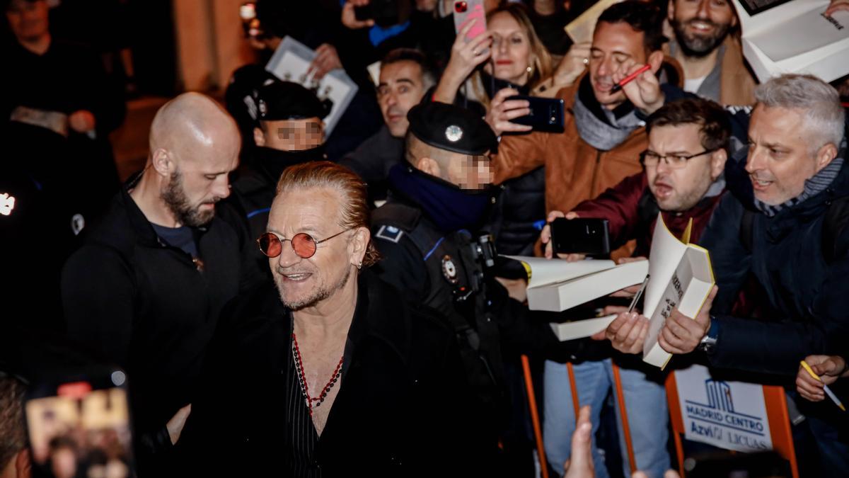 El líder de U2, Bono, firma sus memorias por sorpresa en una librería ...