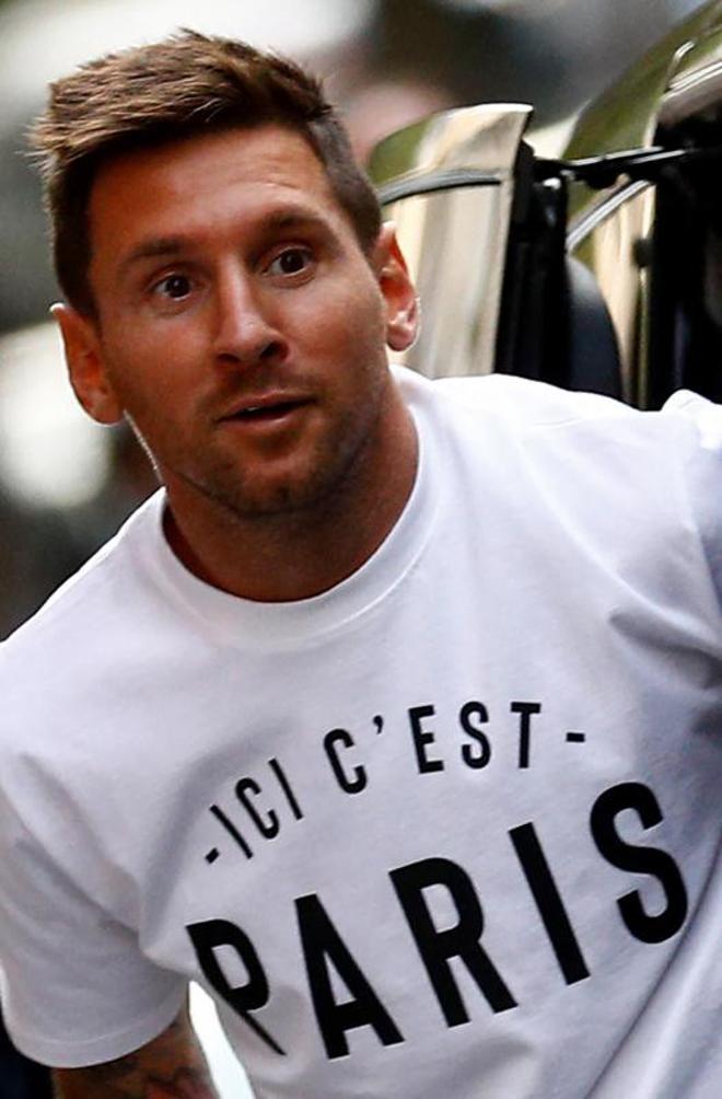 Fotos | Las imágenes de Leo Messi saludando a los aficionados en su hotel
