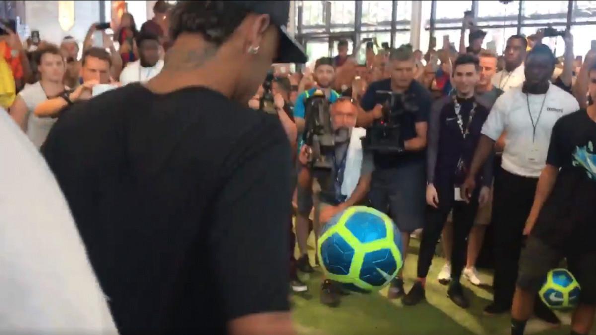 Neymar has fun showing off skills but refuses to talk about future
