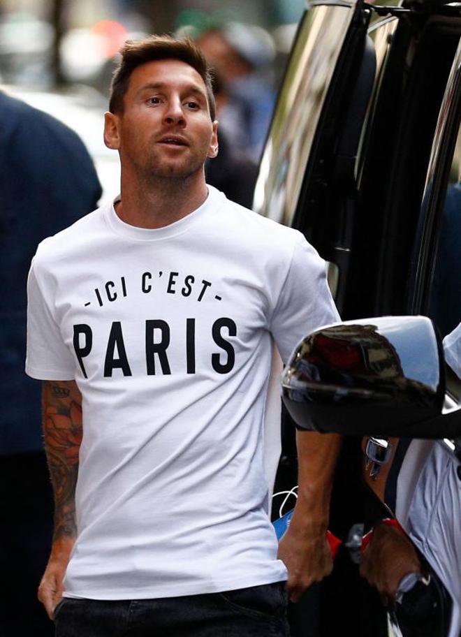 Fotos | Las imágenes de Leo Messi saludando a los aficionados en su hotel