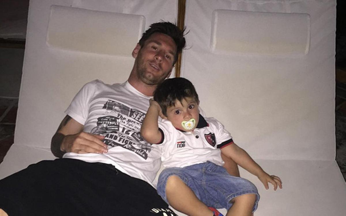 Leo Messi viste a Thiago de Newell's Old Boys | barca | sport.es