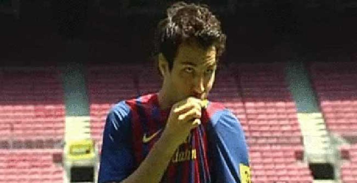 Cesc firma su contrato y posa como nuevo jugador del Barça