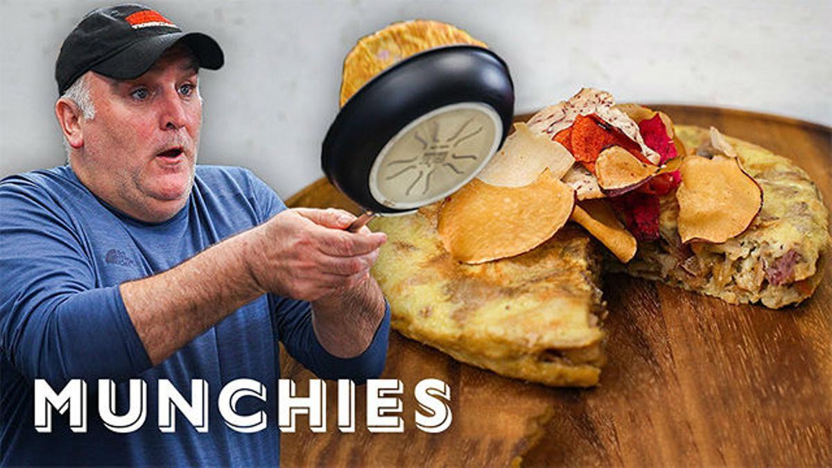 El chef José Andrés hizo una tortilla de patatas con patatas de bolsa