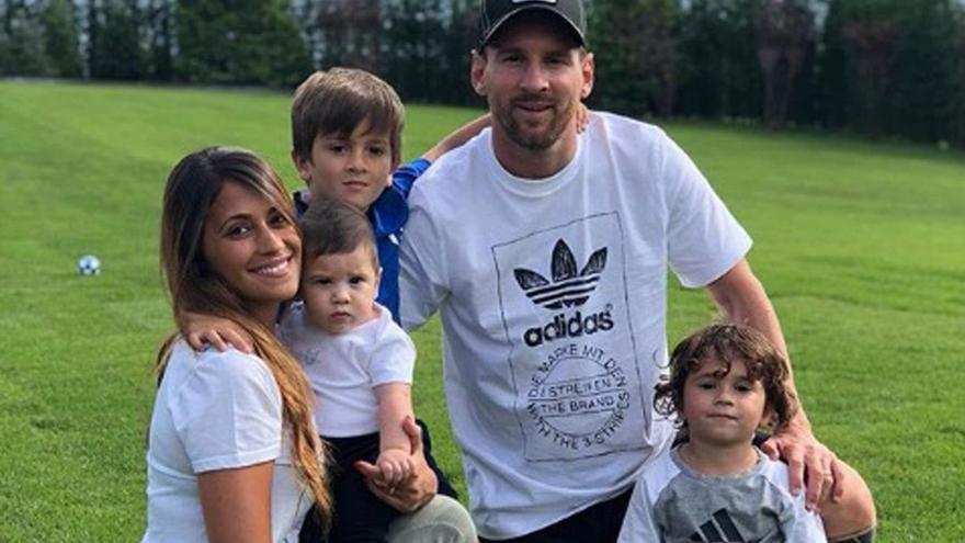 The Messi family pose for their classic Xmas photo