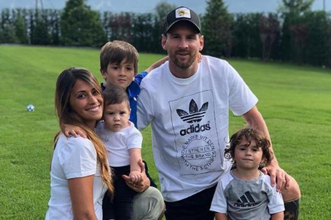 The Messi family pose for their classic Xmas photo