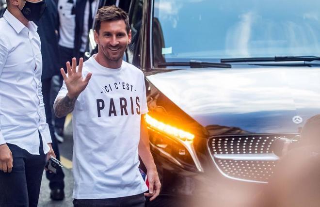 Fotos | Las imágenes de Leo Messi saludando a los aficionados en su hotel
