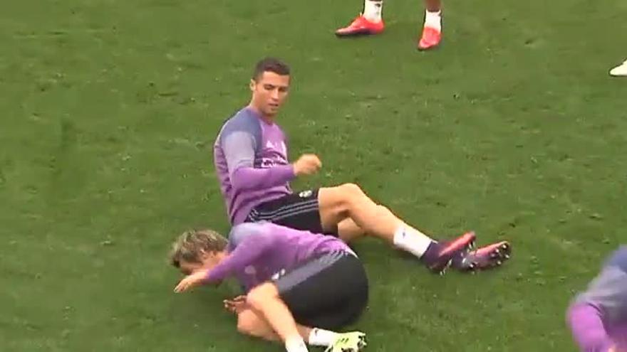 Cristiano Ronaldo la vuelve a liar en un rondo