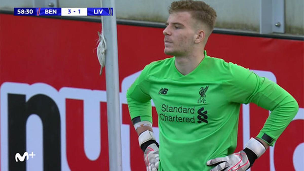 Más difícil fallarlo que hacerlo bien: el portero juvenil del Liverpoo