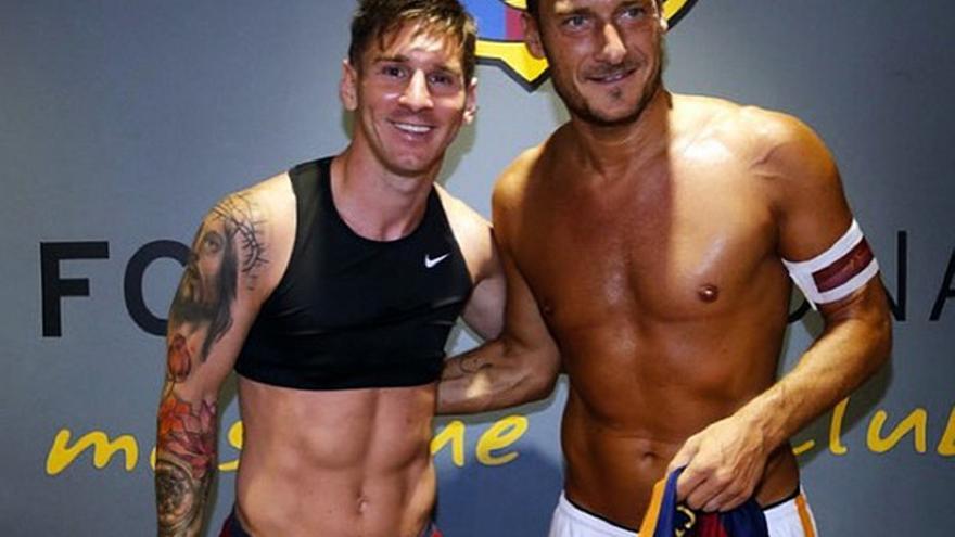 Messi presume de abdominales junto a Totti