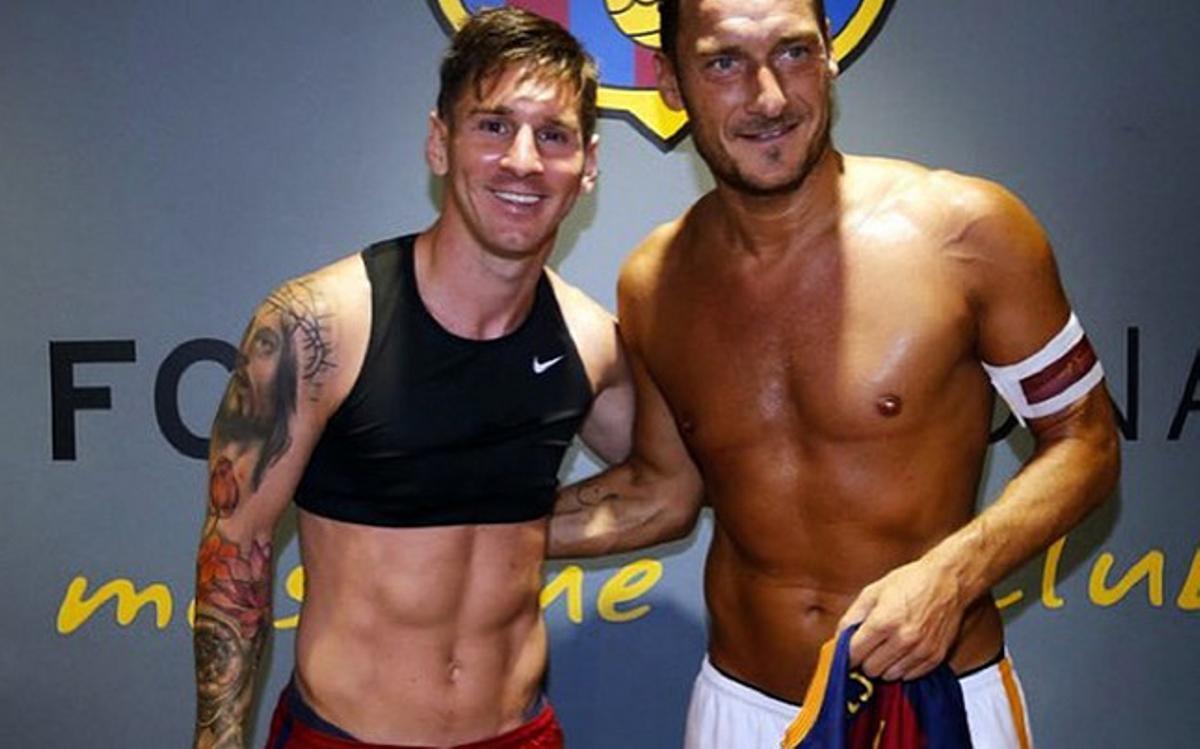 Messi presume de abdominales junto a Totti