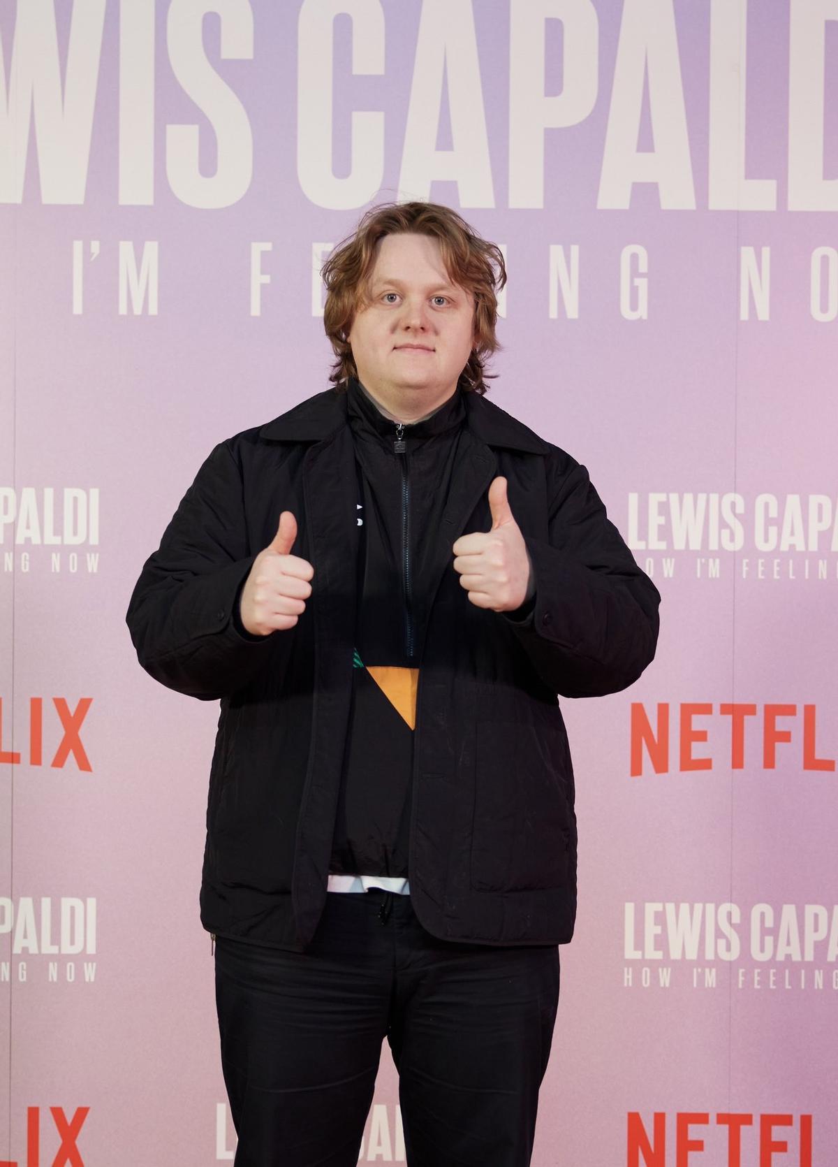 Lewis Capaldi se retira temporalmente por el síndrome de Tourette y se ...