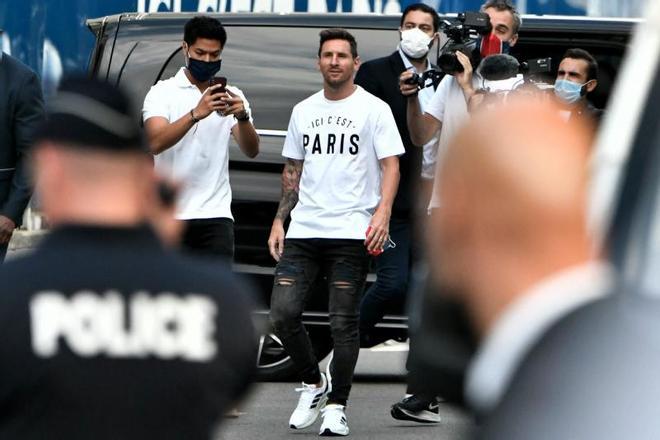 Fotos | Las imágenes de Leo Messi saludando a los aficionados en su hotel