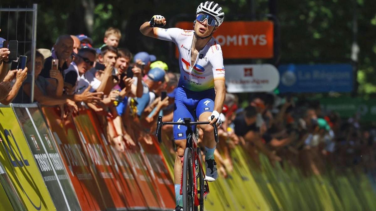 Ferron se lleva la victoria al esprint y Van Aert conserva el liderato