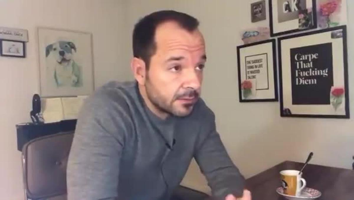 El humorista Angel Martín triunfa cada día en Twitter con sus informativos