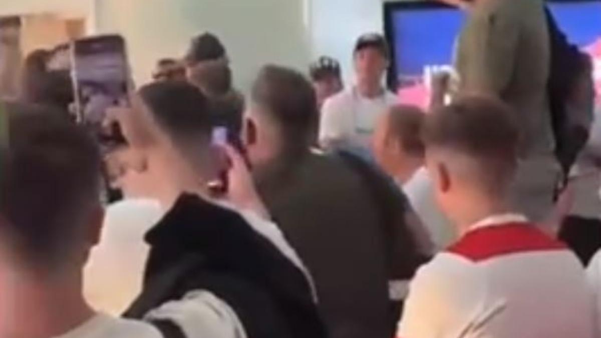 Aficionados de la Roma agredieron a Anthony Taylor tras la final de la ...